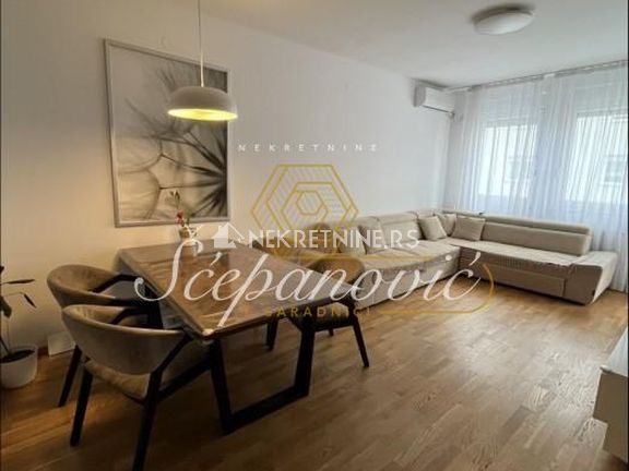 Novi Sad, Rotkvarija (Žitni trg), 2.5 stan, 62m2, 195000 EUR