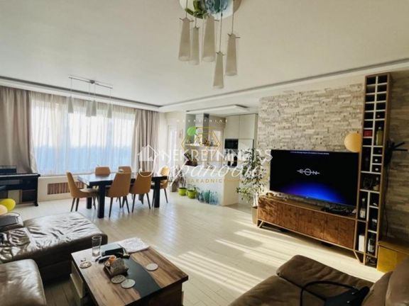 Novi Sad, Rotkvarija (Žitni trg), 5.0 stan, 181m2, 420000 EUR