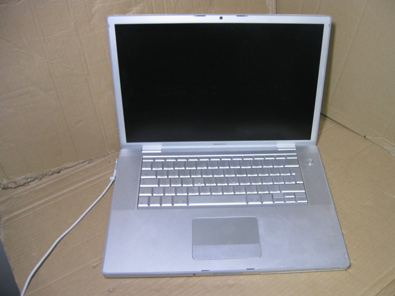 APPLE A1226 MacBook PRO laptop br.9-citaj opis