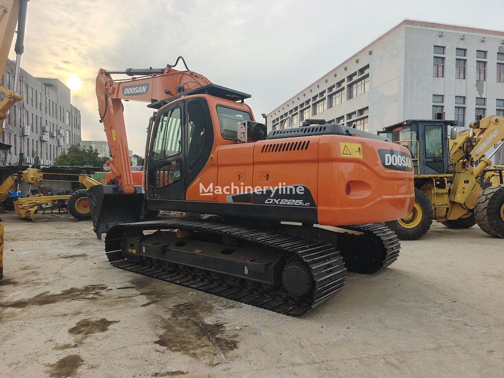 Doosan DX225 bager guseničar