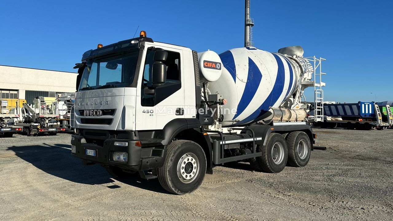 Cifa na šasiji IVECO Trakker 450 6X4 kamion s mešalicom za beton