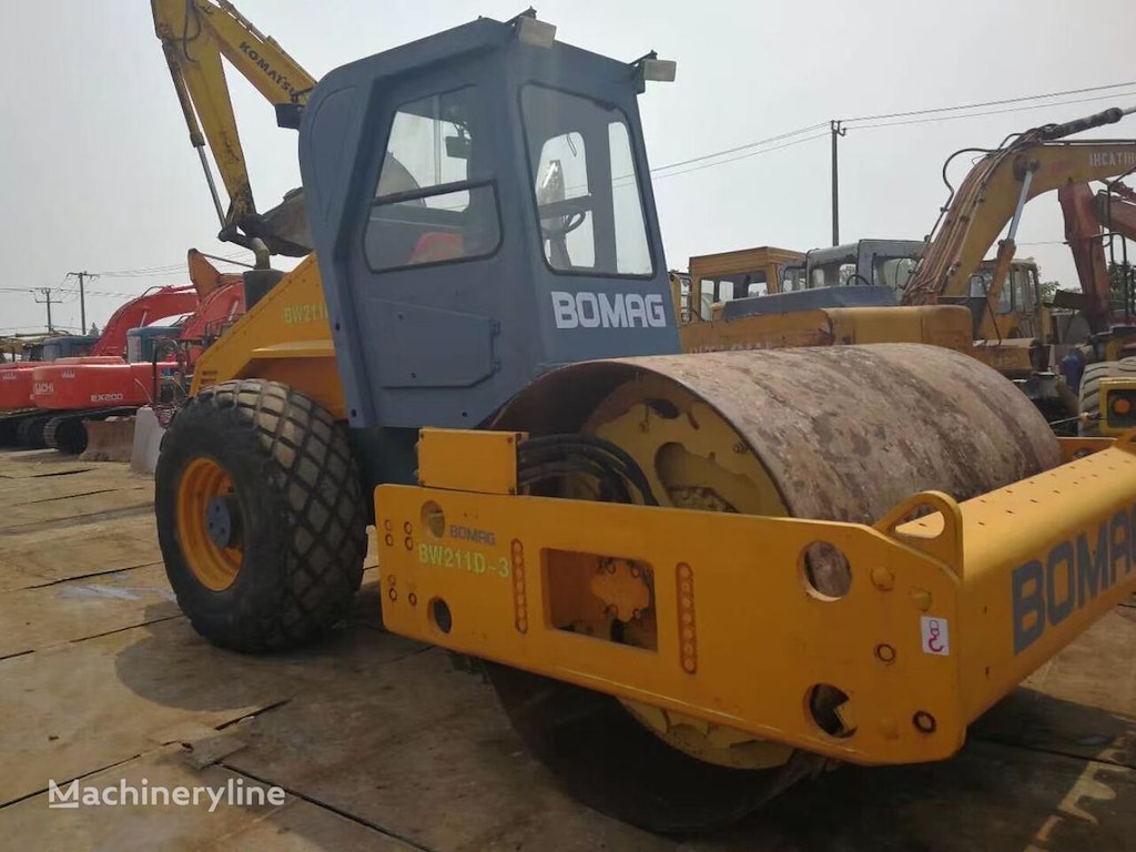 BOMAG 211D kompaktor s jednim valjkom