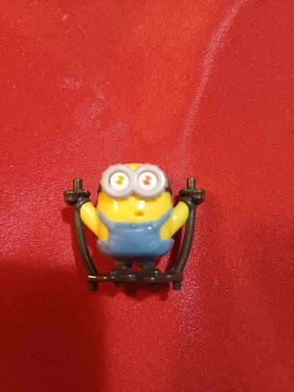 kinder jaje minion igracka