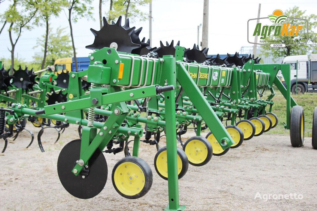 John Deere 825 kultivator