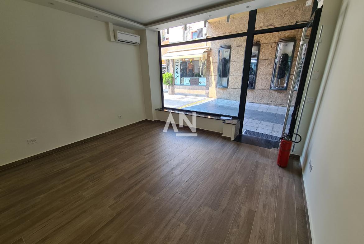 Vračar, Centar, Bulervar kralja Aleksandra, lokal sa izlogom (prolaz) 24m2! ID#7872 1.400 €