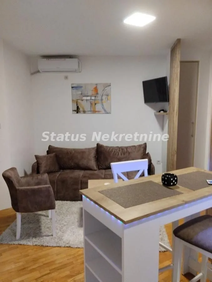 Izdavanje, garsonjera, 25m2, Centar, Novi Sad