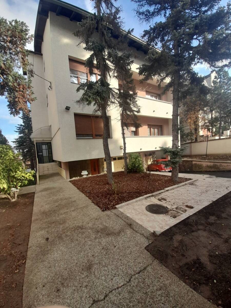 Dedinje, u blizini diplomatske kolonije, 600m2, 6900EUR