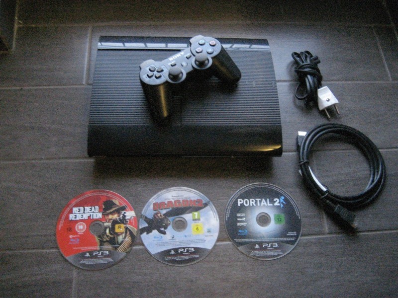 Sony Playstation 3 super slim ,dzojstik,poklon igre