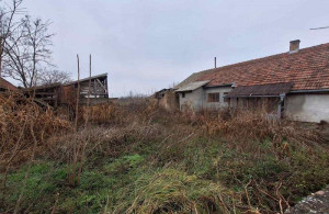 Na prodaju kuća sa velikim placem u Zmajevu.