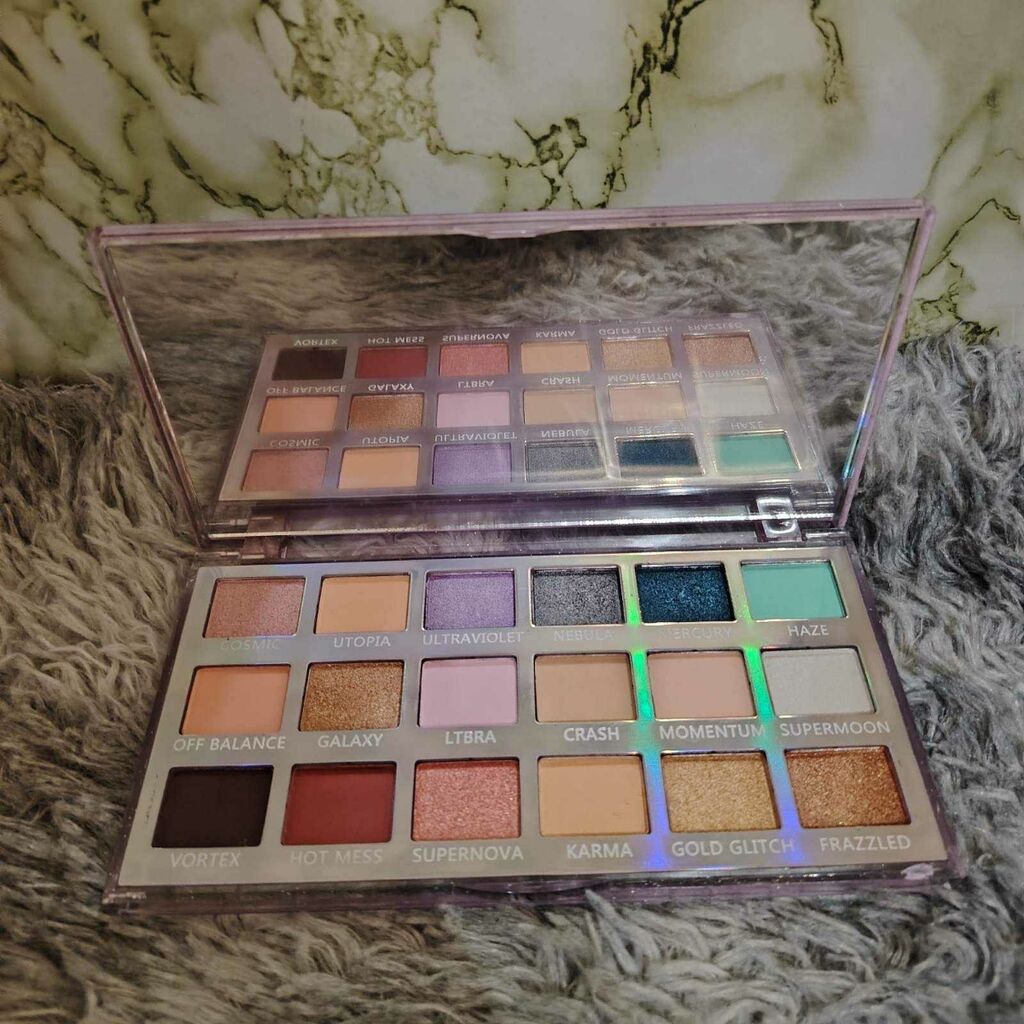   Paleta senki   Huda Beauty paleta sa 18 novih nijansi   Dugotrajna i