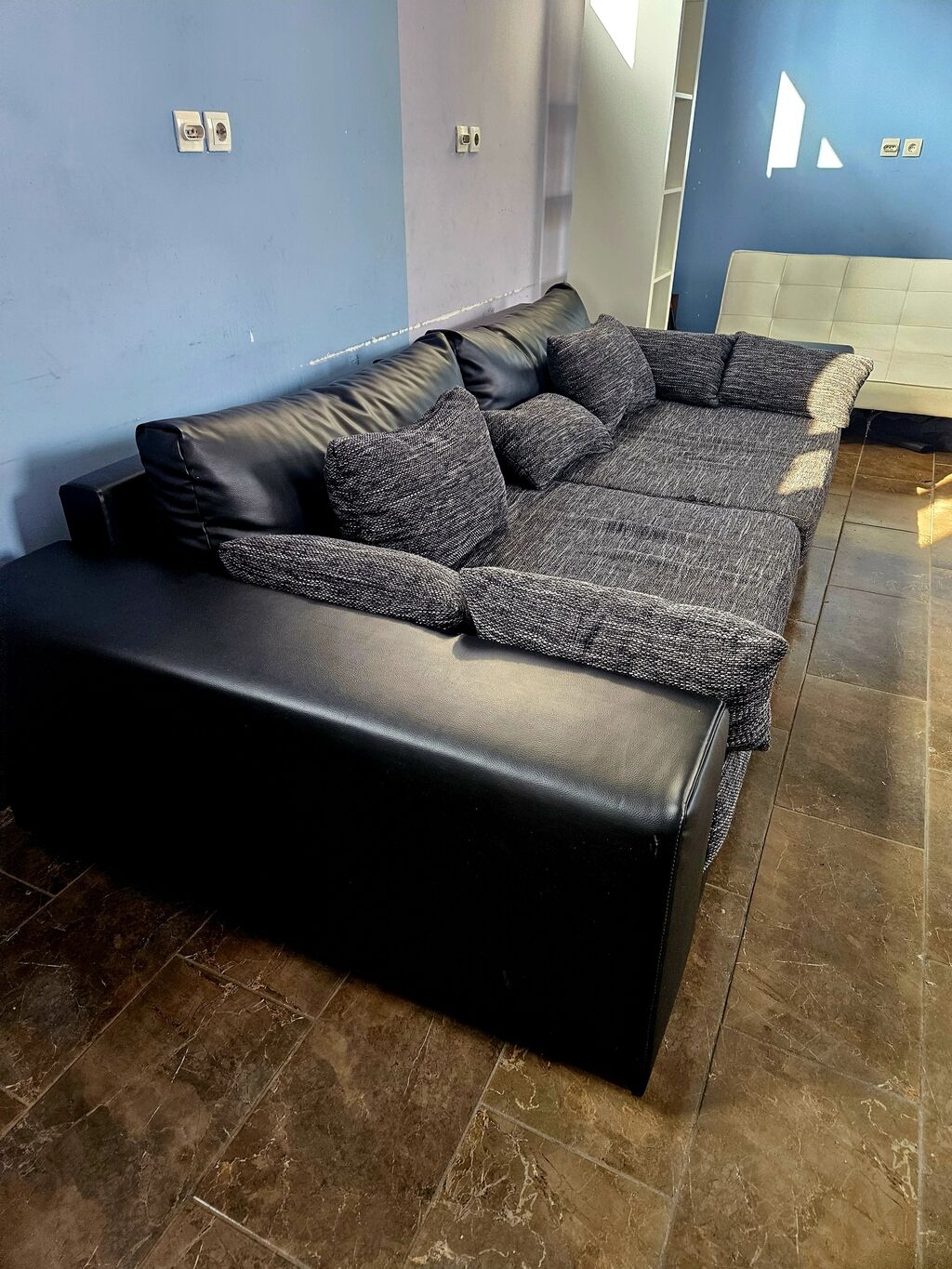 Sofa, četvorosed dužine 300 cm, širine 130, visine 69. Debljina