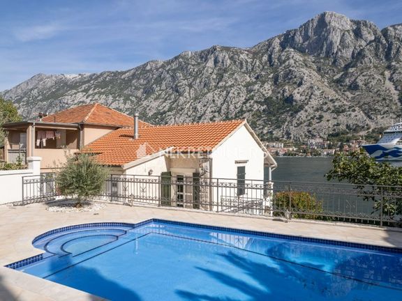 MUO, KOTOR - Autentična kamena vila sa mediteranskim šarmom. Prva linija do mora.