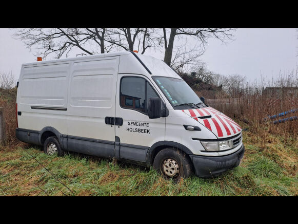 Prodaje se IVECO Tous les jours 35S minibus furgon na aukciji