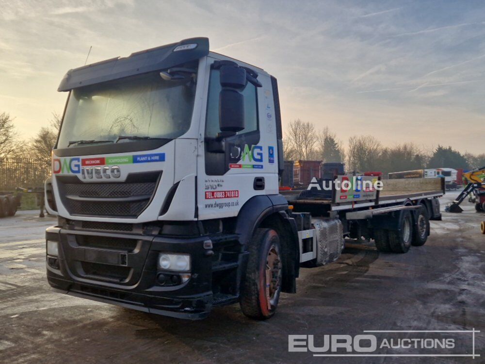 Prodaje se IVECO Stralis 310 E6 kamion s ravnom platformom na aukciji