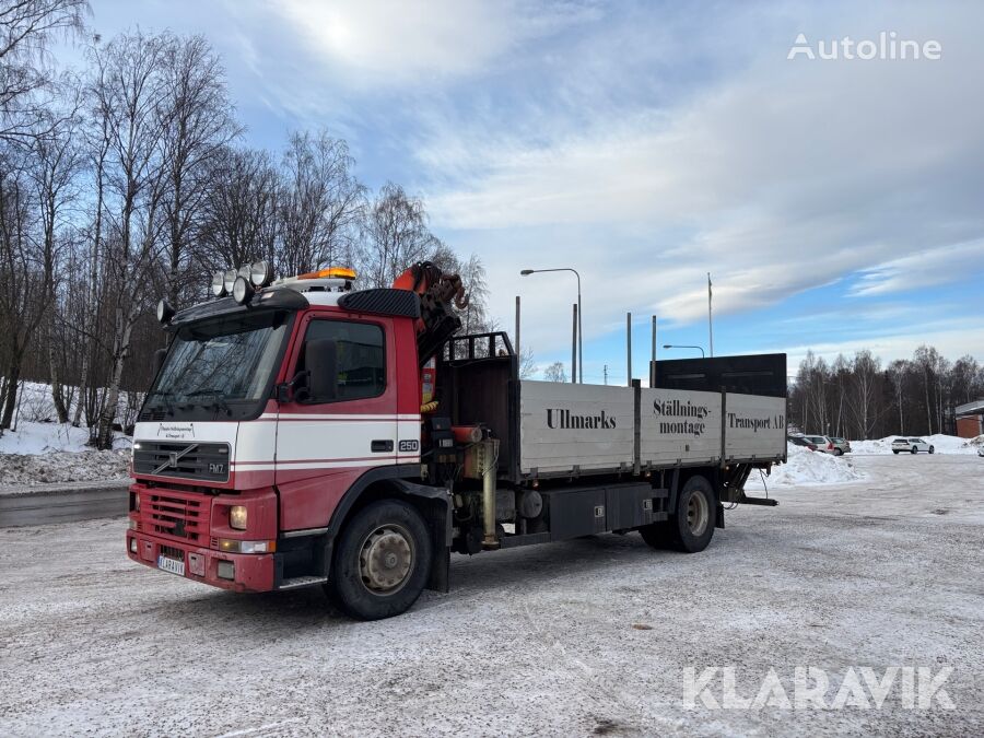 Prodaje se Volvo Fm7 kamion s ravnom platformom na aukciji