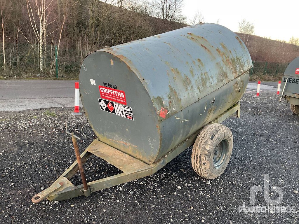 Prodaje se 2250 L Trailer Mounted Poly rezervoar za skladistenje goriva na aukciji