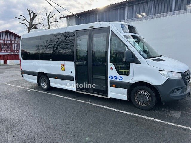 Mercedes-Benz putnički minibus