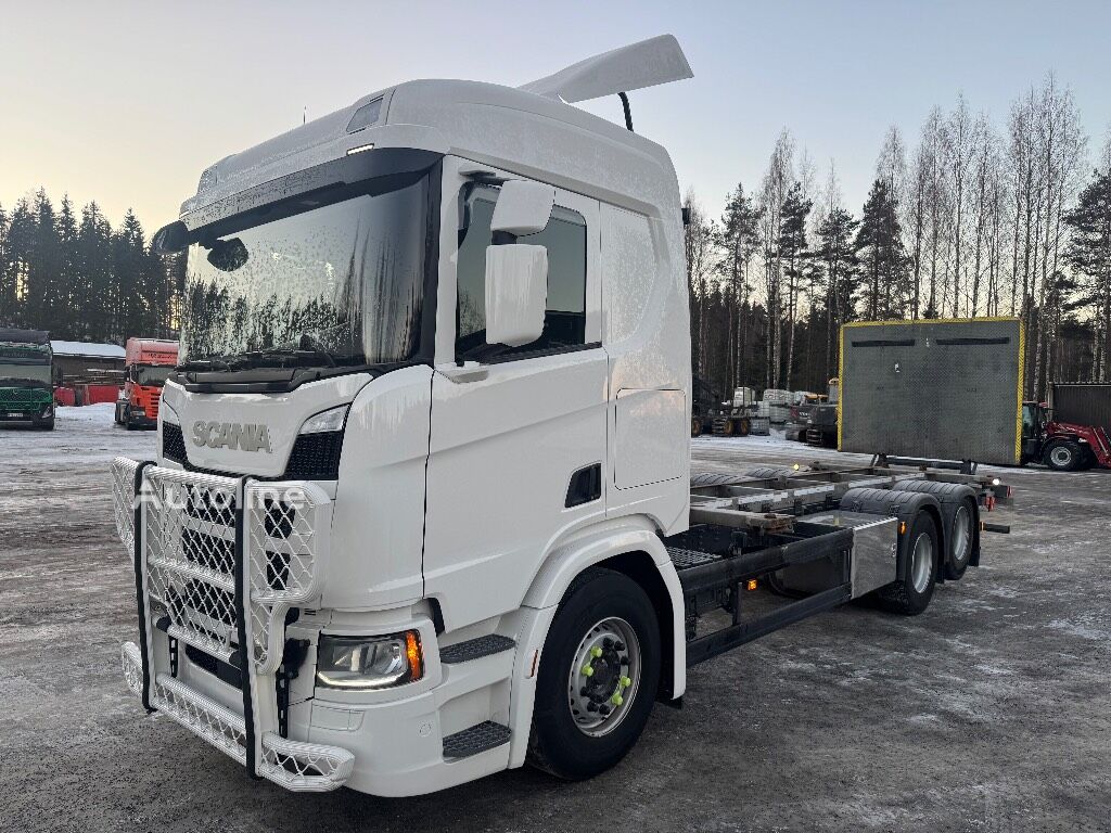 Scania R500 6x2 konttilaitteet ja perälauta vozilo za prevoz kontejnera