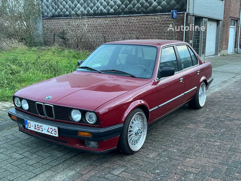 Prodaje se BMW 318i sedan na aukciji