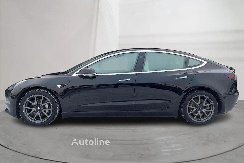 Prodaje se Tesla Model 3 sedan na aukciji