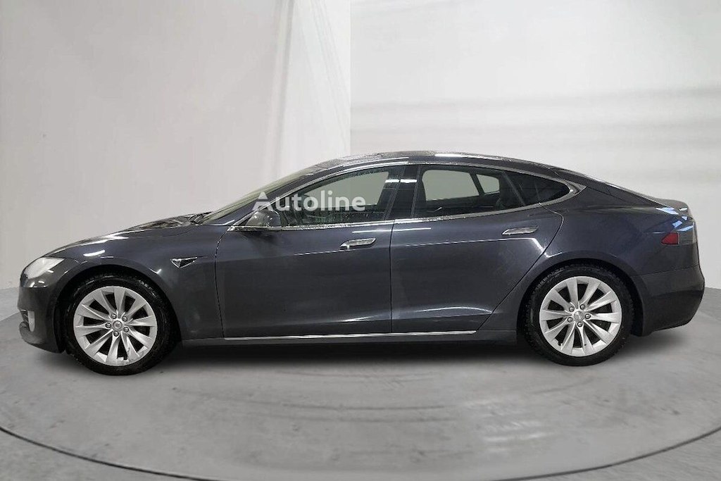 Prodaje se Tesla Model S sedan na aukciji