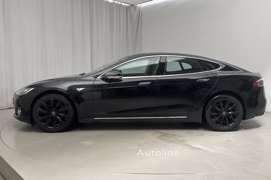 Prodaje se Tesla Model S hečbek na aukciji