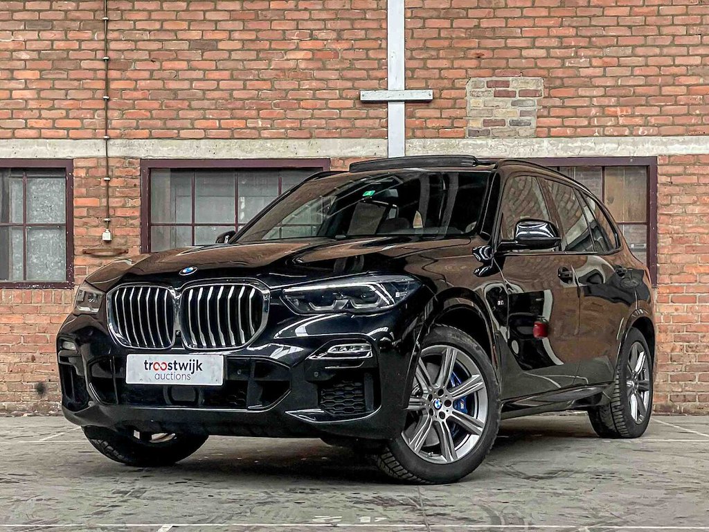 Prodaje se BMW X5 krosover na aukciji