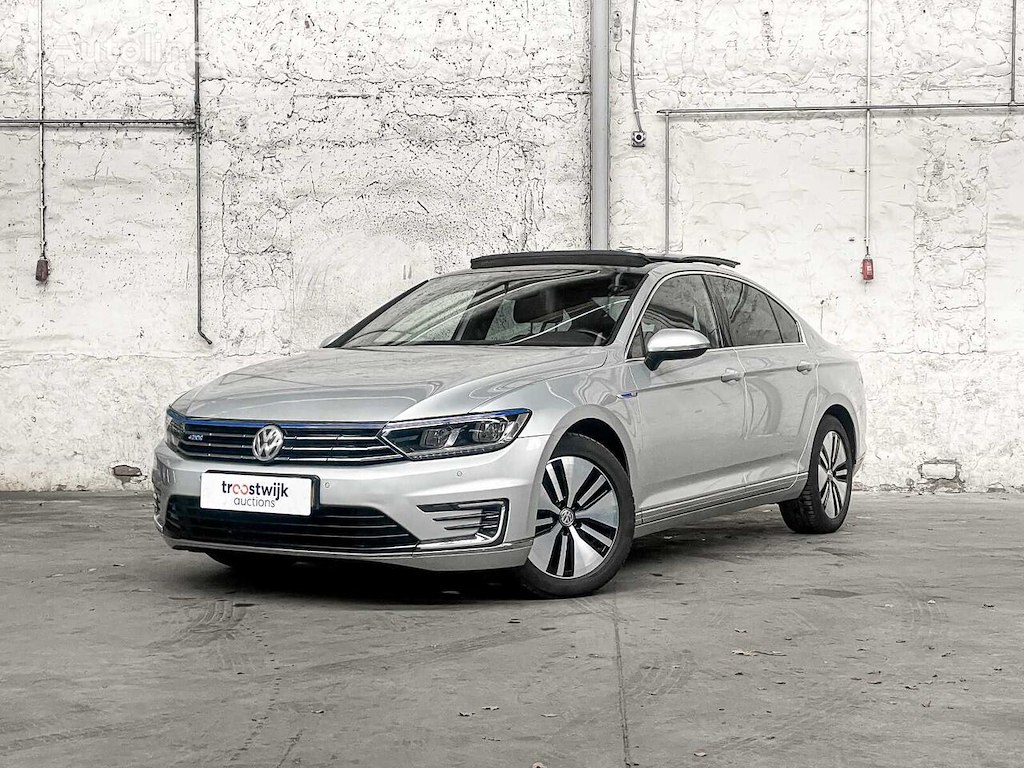 Prodaje se Volkswagen Passat sedan na aukciji