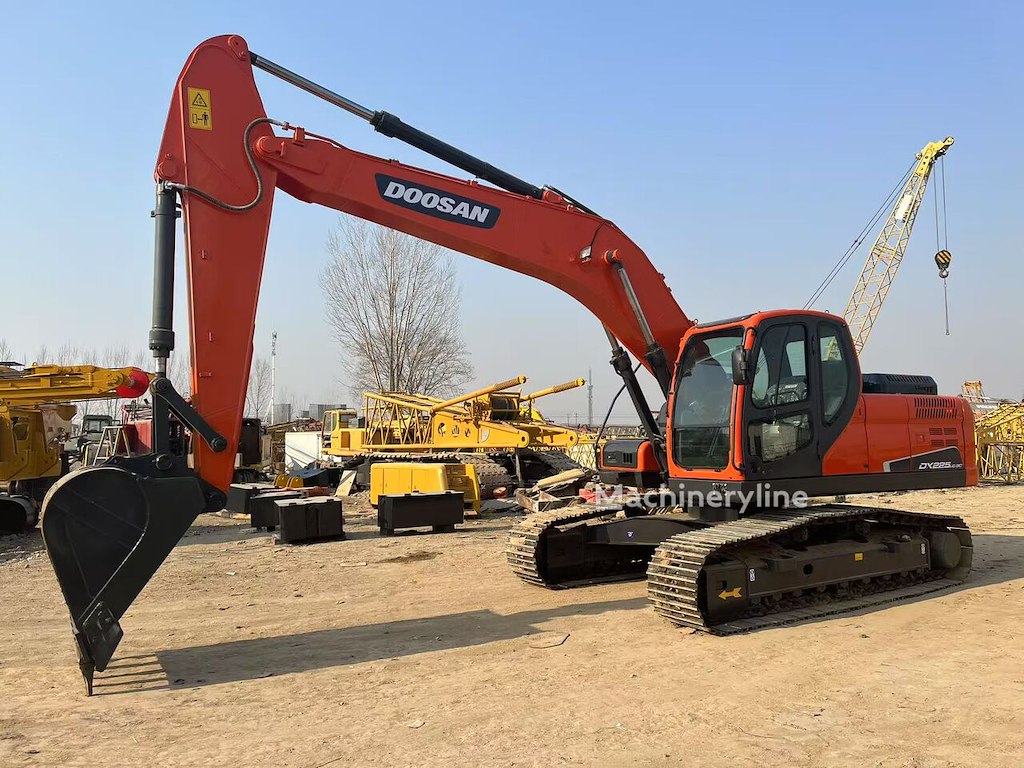 Doosan DX225 bager guseničar