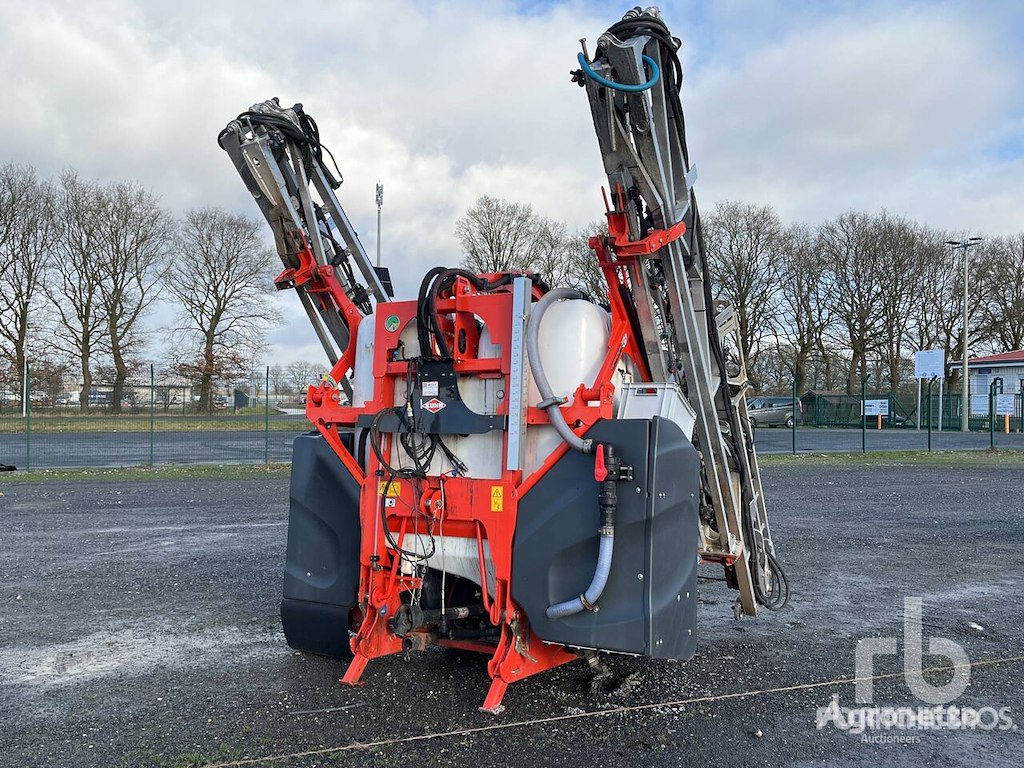 Prodaje se Kuhn ALTIS 1502 18 m vučenu prskalicu na aukciji