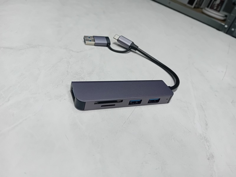 4-portni USB 3.0 aluminijumski hub sa čitačem kartica