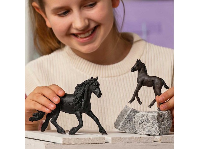 Schleich figure Domaće životinje Konji - Frizijski pastuv 13975