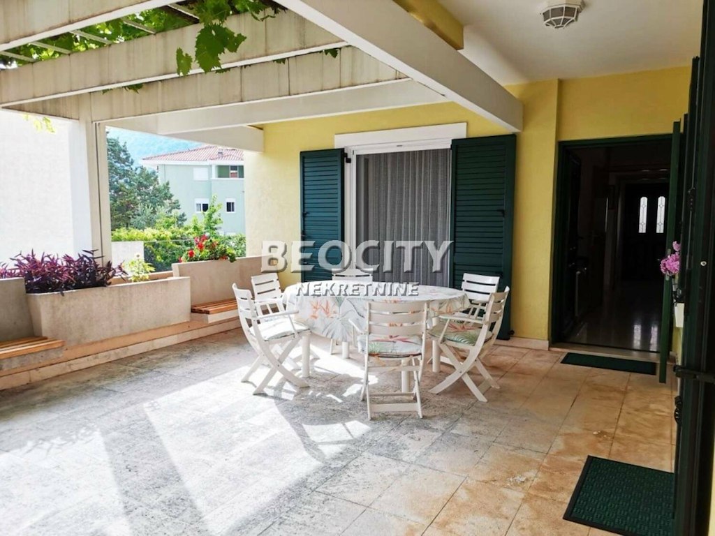 Petrovac, Centar, Stupovi, 6.0, 181m2, 450000EUR