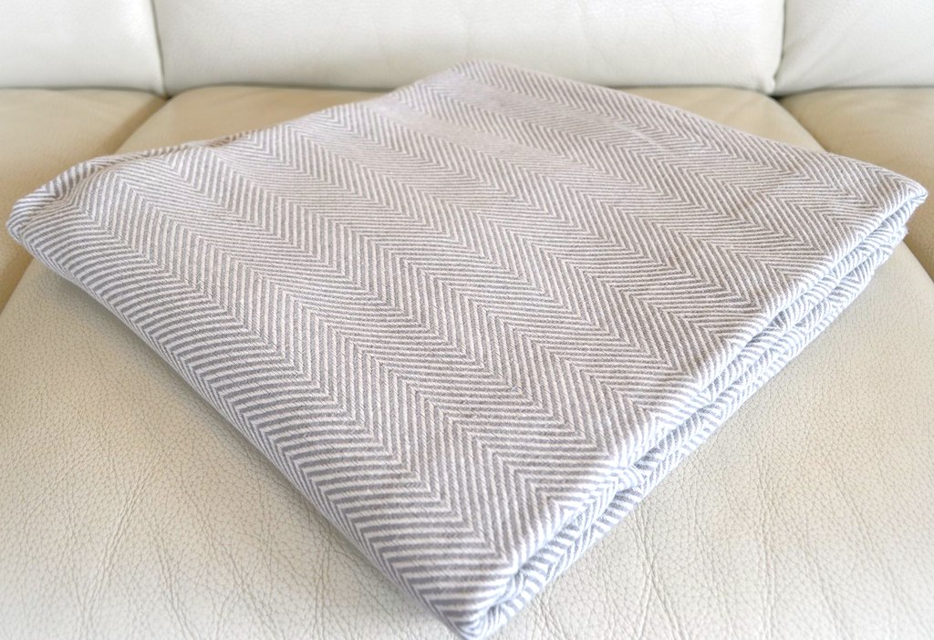 Stolnjak Zig Zag gray/white 130x130cm