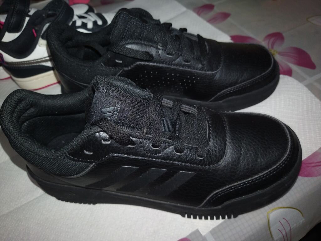 Crne ženske Addidas original patike, samo probane jednom, bez ikakve