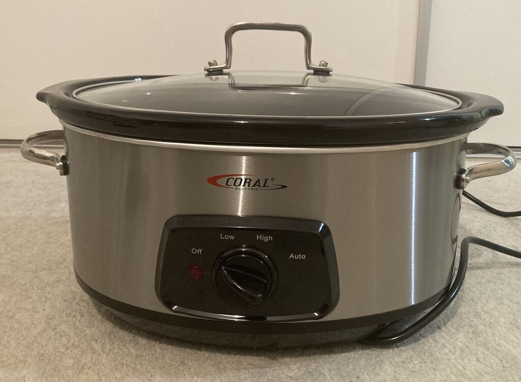 Slow cooker korišćen jako malo 2-3 puta. Ispravan, sve radi