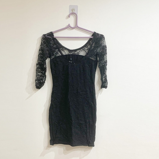 127. H&M cipkana svecana crna mini haljina