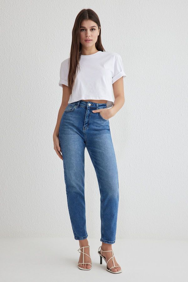 TRENDYOL BLUE HIGH WAIST COMFORT MOM JEANS