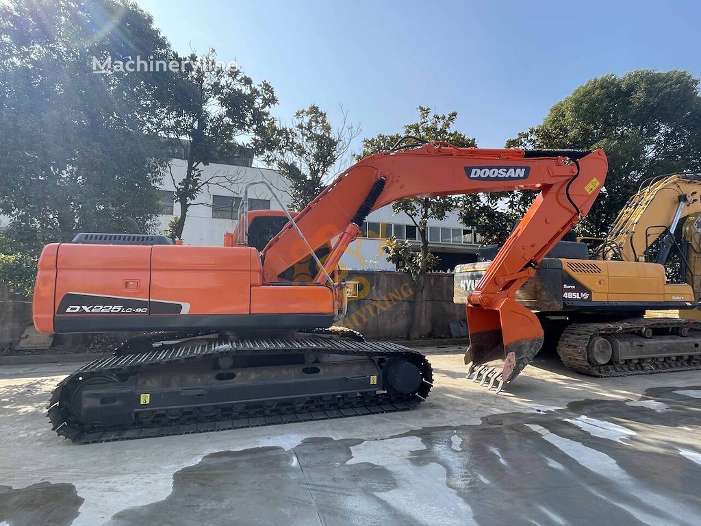 Doosan DX225LC bager guseničar