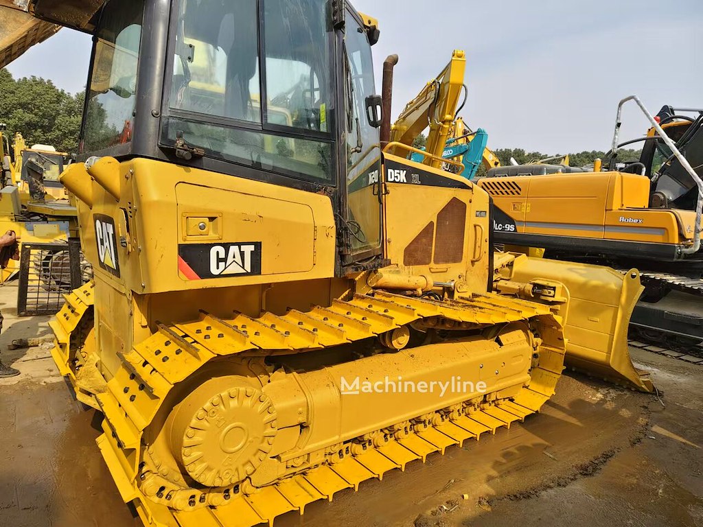 Caterpillar D5K buldožer