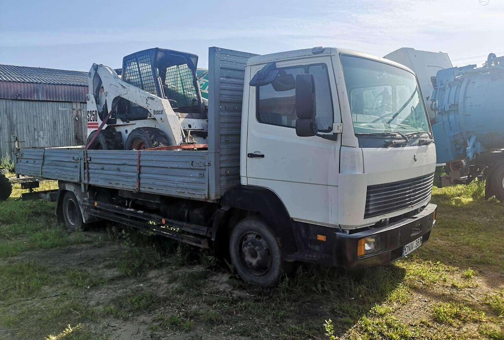 Mercedes-Benz 809 kamion s ravnom platformom