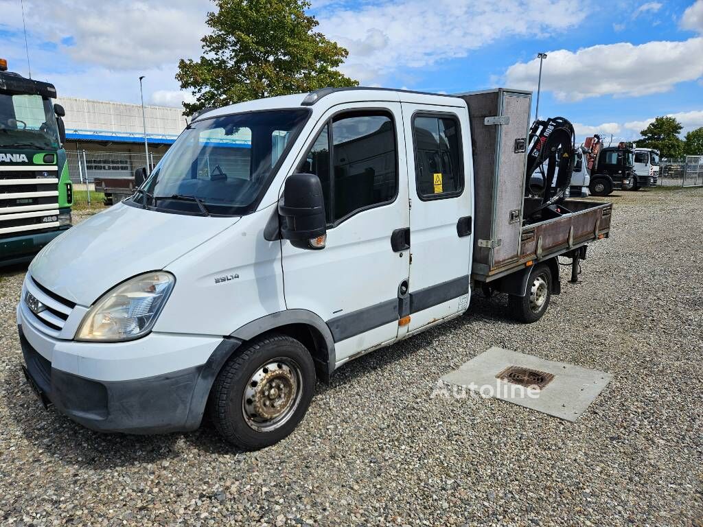 IVECO Daily 2,3 L // with Hiab 08 crane laki furgon