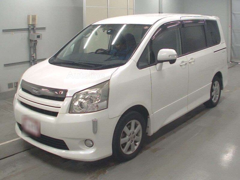 Toyota NOAH putnički minibus