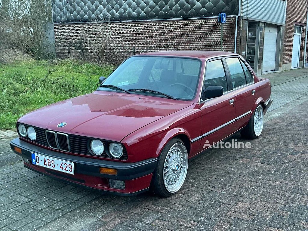 Prodaje se BMW 318i sedan na aukciji