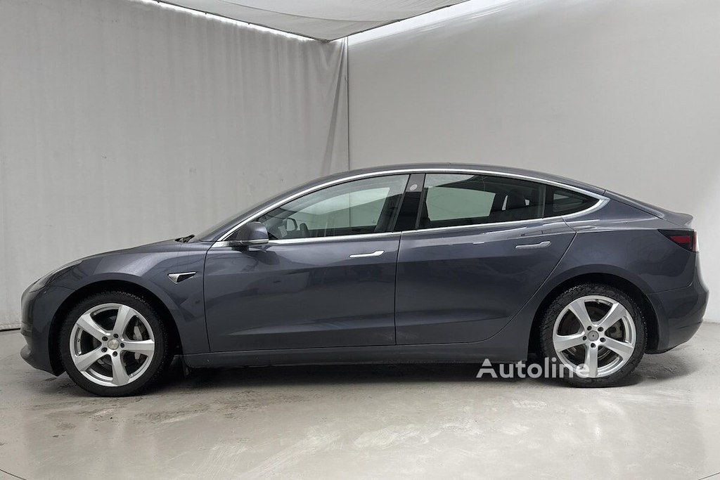 Prodaje se Tesla Model 3 hečbek na aukciji