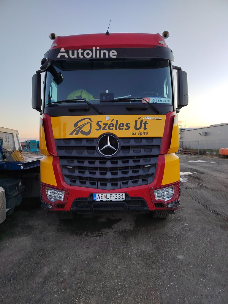 Mercedes-Benz Arocs 3358 tegljač + poluprikolica sa niskom platformom