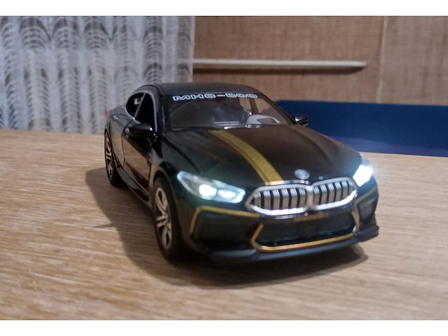 Metalni model automobila BMW M8