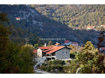 Kamena kuća u starom selu u Ljubotinju, Cetinje