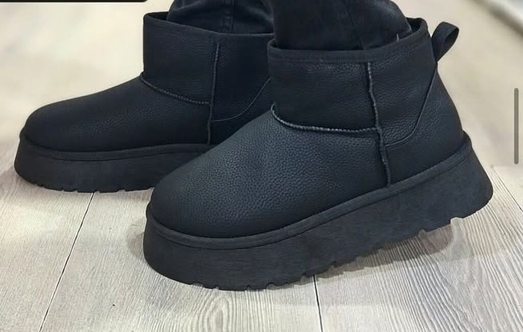 Ugg mini čizme, bоја - Crna, 39