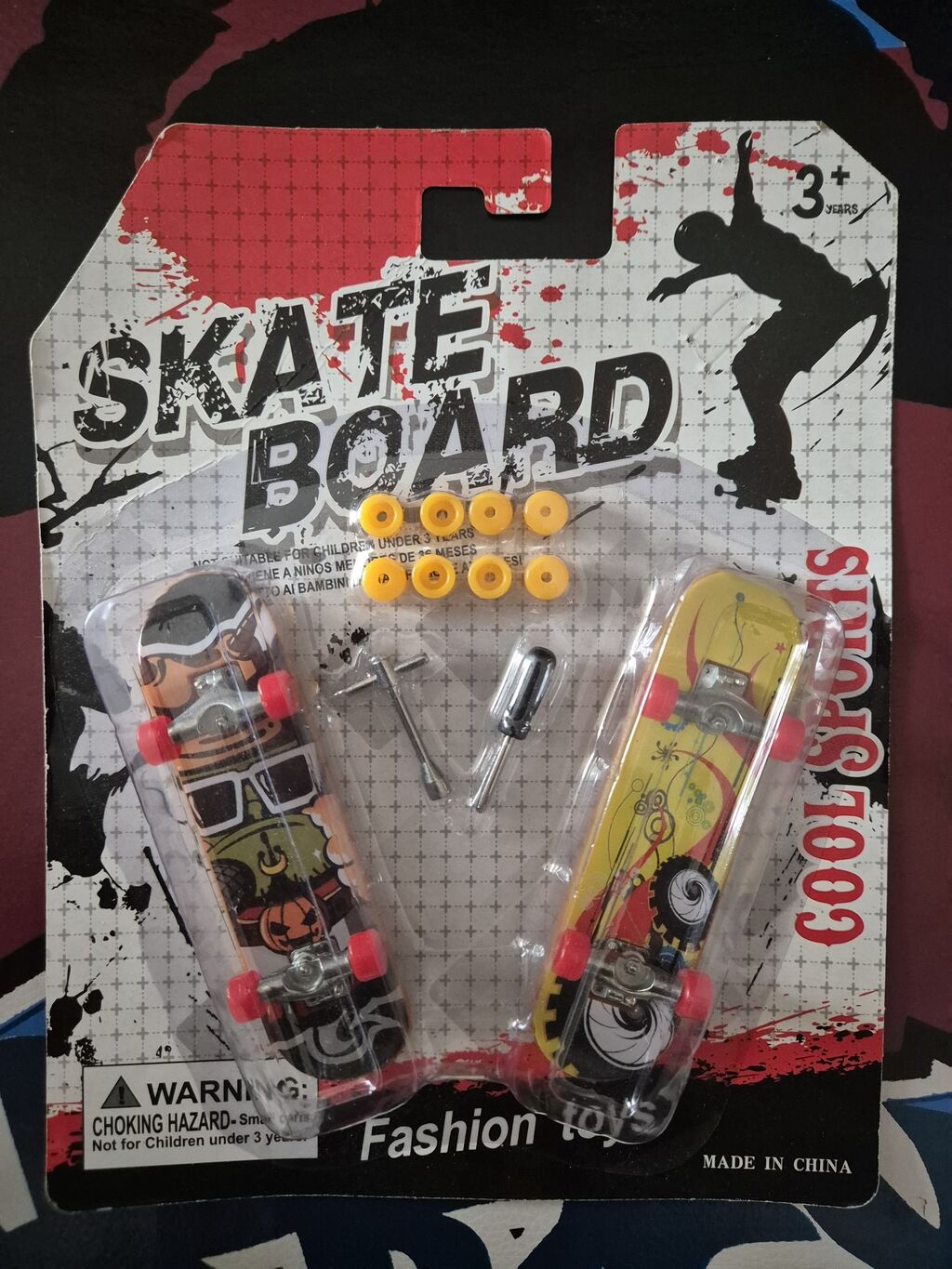 Skateboard za šaku, dobro očuvani, neotpakovani. Komplet sadrži dva